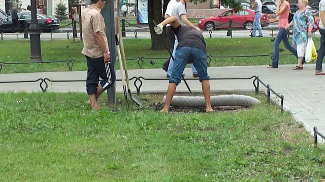 Наверное клад ищут