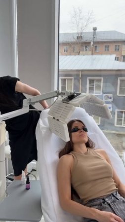Новая услуга — фотодинамическая терапия кожи головы ✨