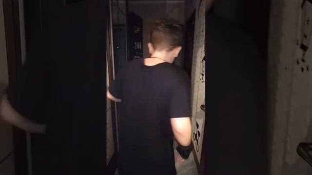 я ездию на роликах по дому