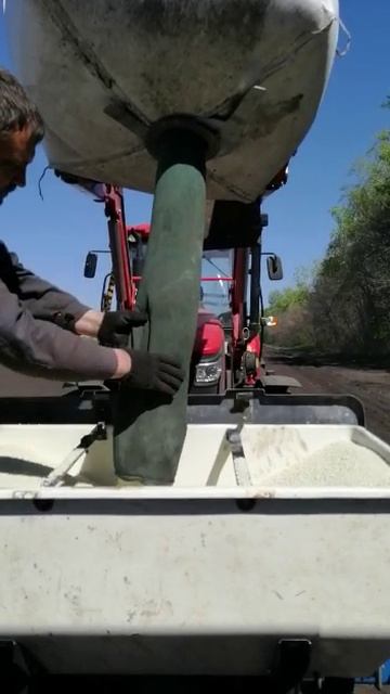 Выгрузка из мешка Биг Бэг с помощью дозатора