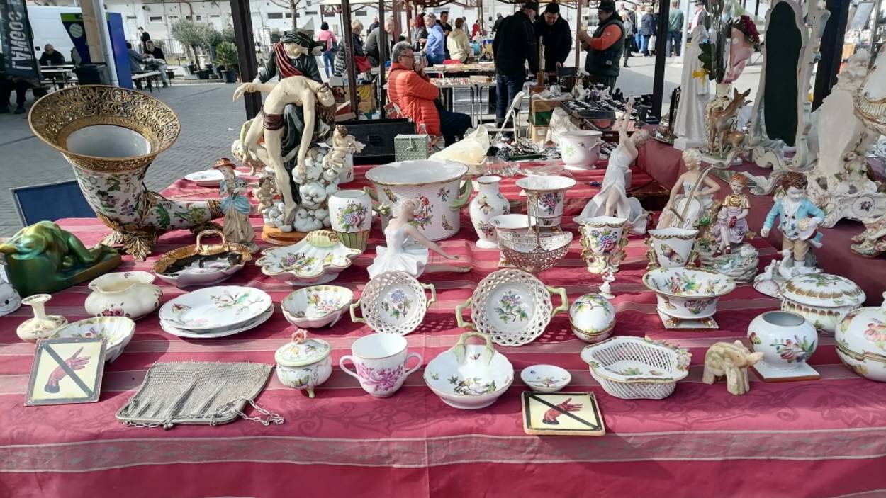 Венгрия  Субботний рынок в Хевизе