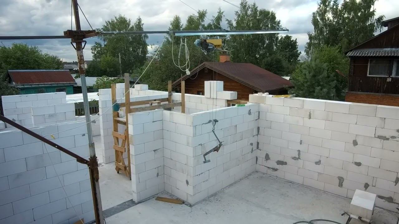 Укладка газоблока краном.         Про кран и стройку на t.me/westsur