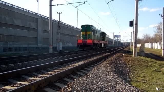 Маневровый тепловоз ЧМЭ3Э-6235 (ТЧЭ-2) следует резервом.