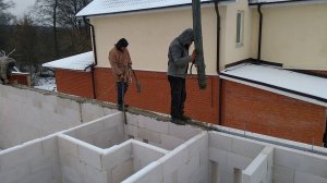 Заливка армпояса дома бетононасосом