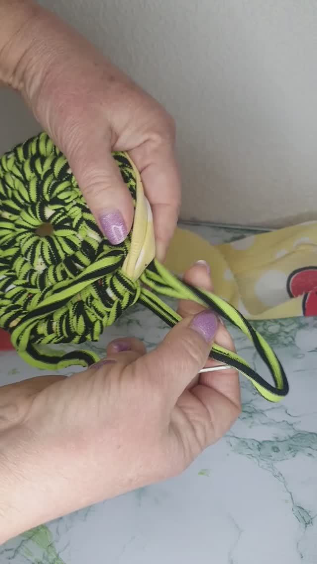 Плетение полосок ткани с помощью невидимки.