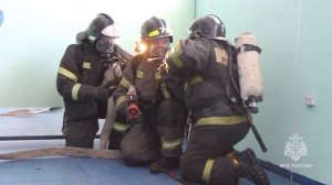 Учения: на Камчатке пожарные отстояли от «огня» склады с имуществом