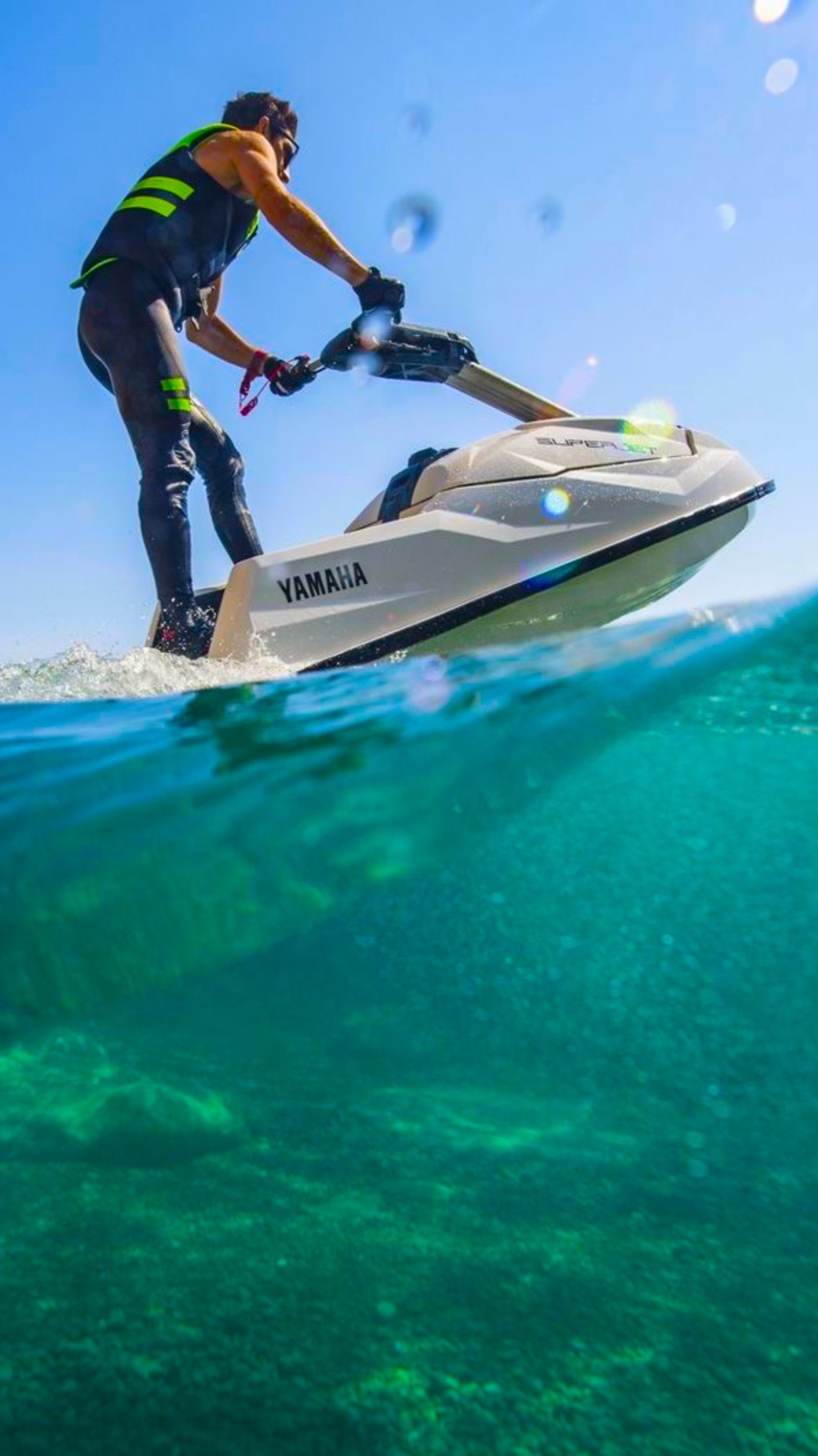 Лети со скоростью ветра по морской глади, а если встретишь волну — исполни эффектный трюк! 😎🌊
