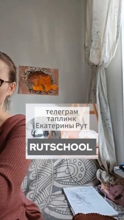 В 1 год ребёнок сидит, закинув ногу на ногу