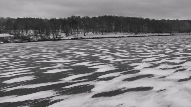 Разбрызгано по полу...