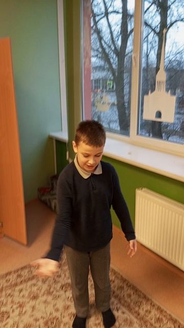 Ванька подкидывает яблоко