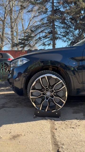 BMW X6 на примерке дисков в 21-ом диаметре