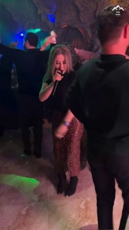 Амона поёт