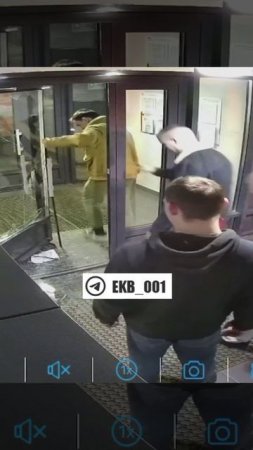 В 25-этажке на Евгения Савкова произошел настоящий погром. Туда нагрянули веселые крепкие ребята