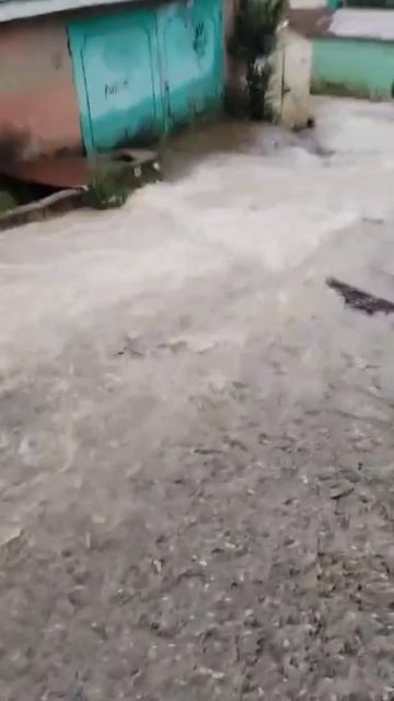 неожиданный 15 минутный дождик,когда идёшь без зонта и резиновых сапог😀