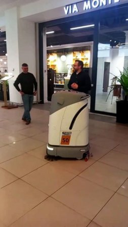 Презентация автономного робота-уборщика ASTOR SC50P в ТЦ «Рига Молл»