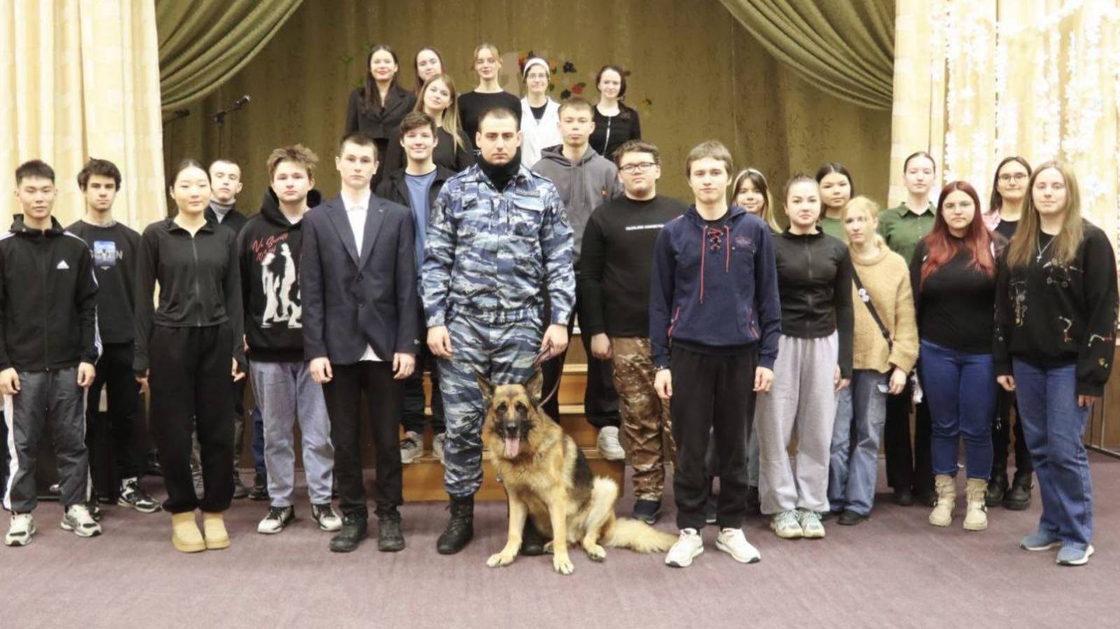 Будь в форме: в Магаданской области кинологи побывали в гостях у учащихся техникума