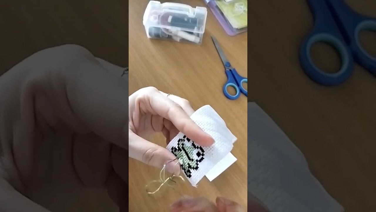 Процесс вышивания крестиком брелок лягушка | #процессработы #вышиваю #shorts