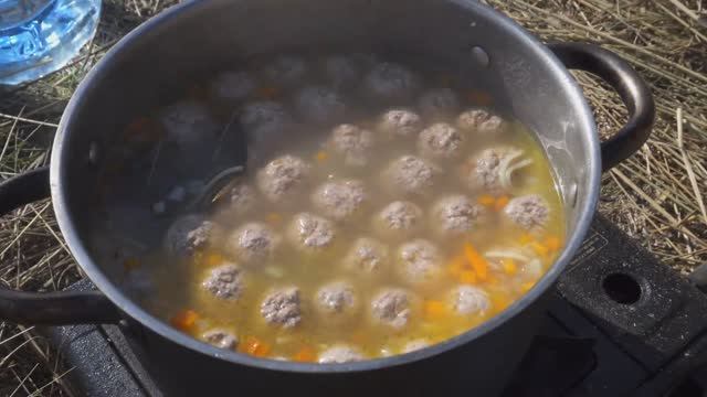 ВКУСНЫЙ СУП С ФРИКАДЕЛЬКАМИ НА РЫБАЛКЕ / UP FOOD