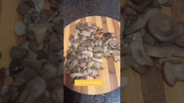 Свежая клубника и грибы с рынка #рынок #цены #клубника #грибы #испания