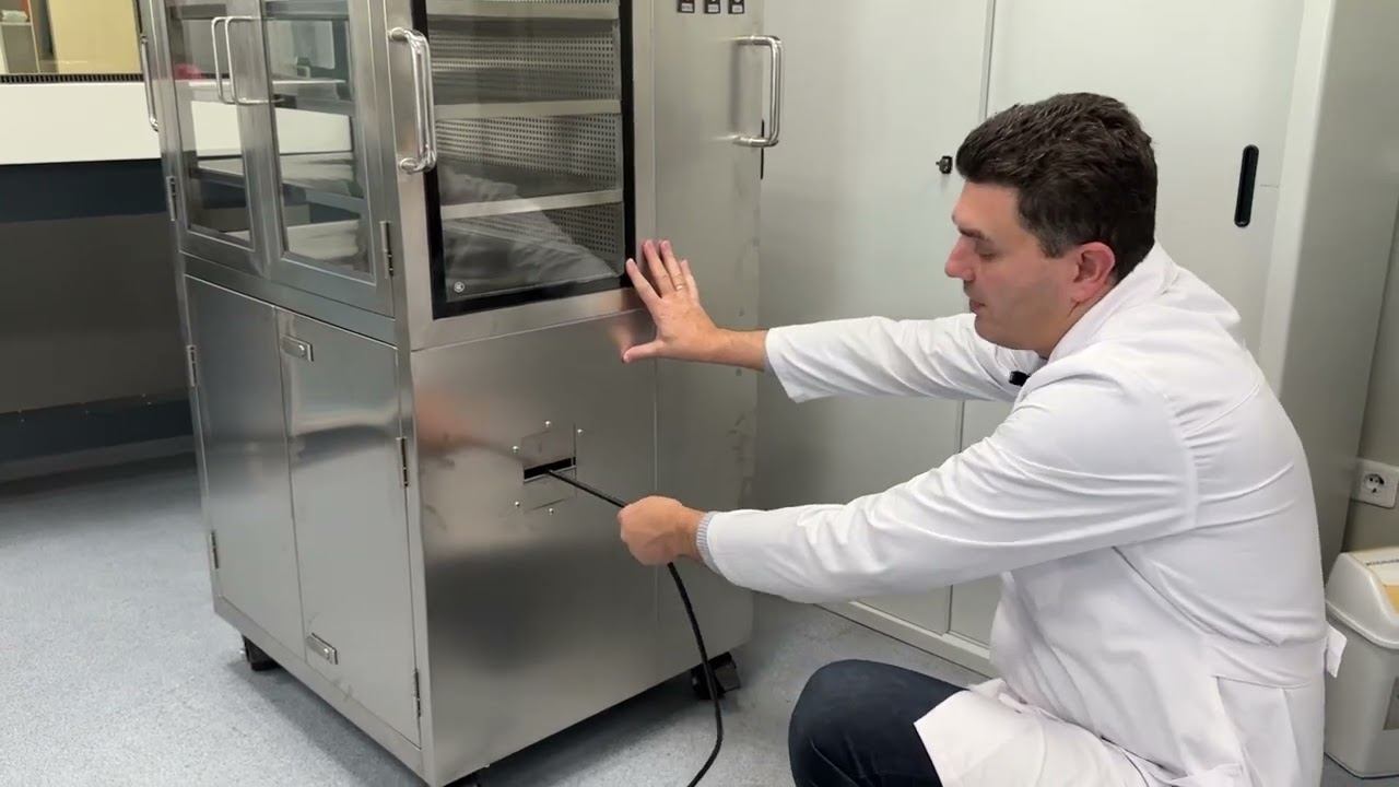 Мобильный шкаф-тележка для перевозки чистых продуктов с HEPA фильтрацией воздуха в рабочей зоне.