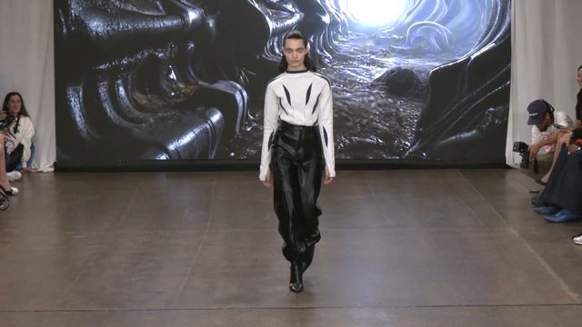 Показ коллекции Angus Tsui осень - зима 2025 - GIGER Perfect Organism