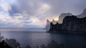 Какое спокойное море и расписное небо прохладным вечером в бухте Нового Света. Крым.