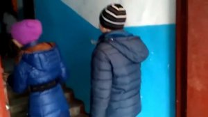 дебил съехал на скейте с лестницы