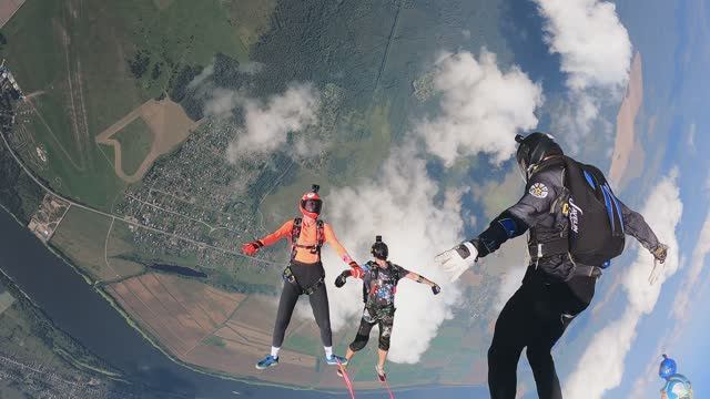 Летим угол, и я беру за руку ведущего