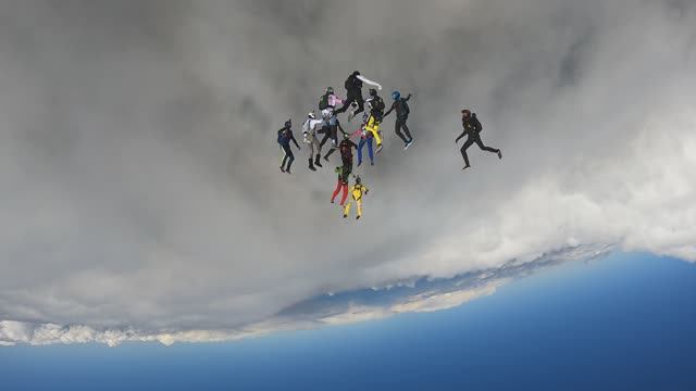 Прыжок с парашютом с 4000 метров сквозь слой облаков