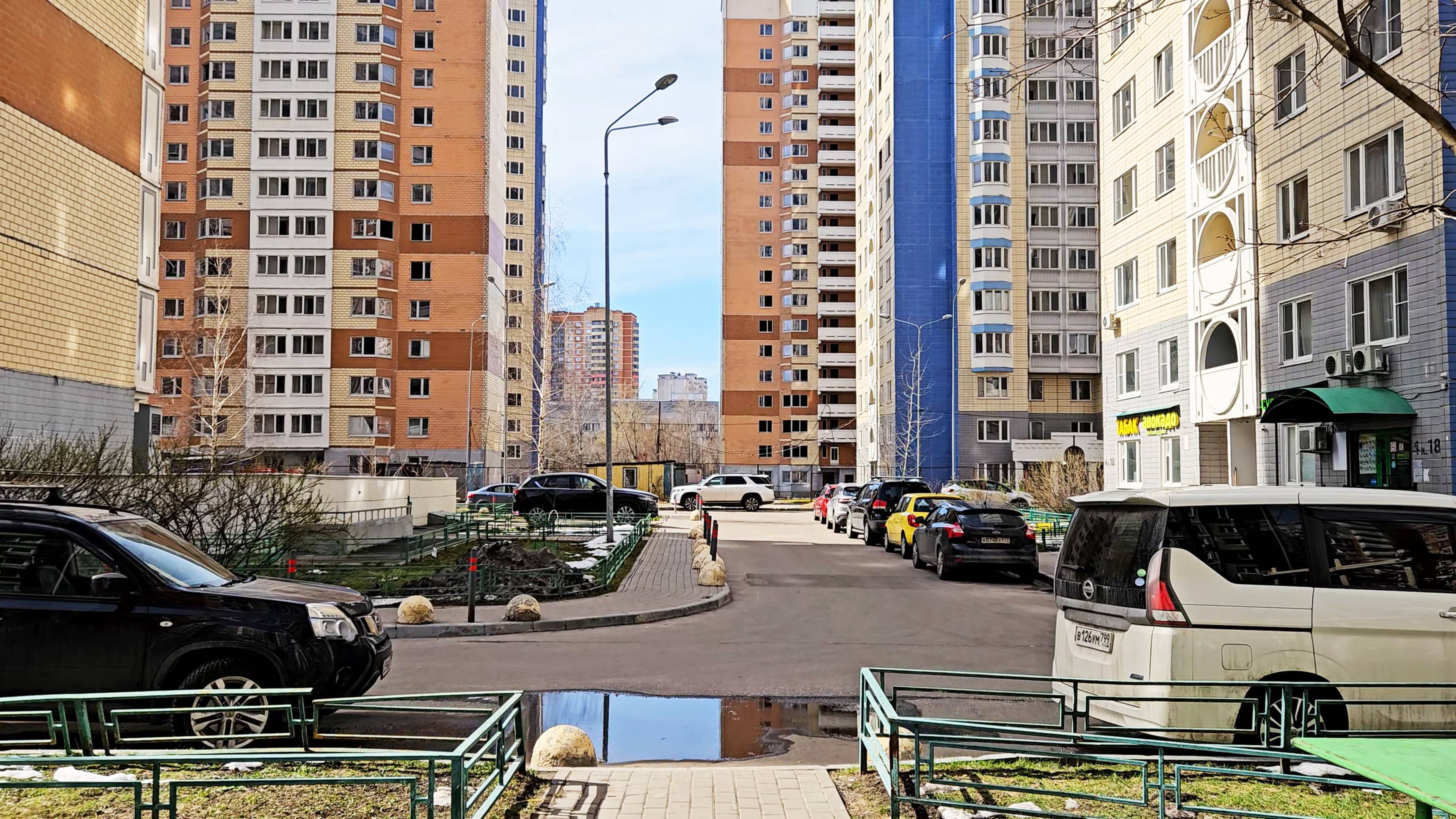Прогулка по современным ЖК Москвы: жилые дома и заброшка
