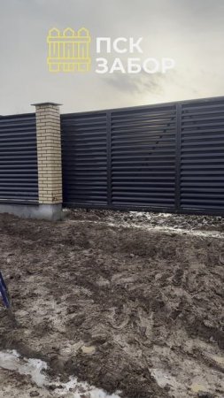 Откатные ворота на кирпичных столбах