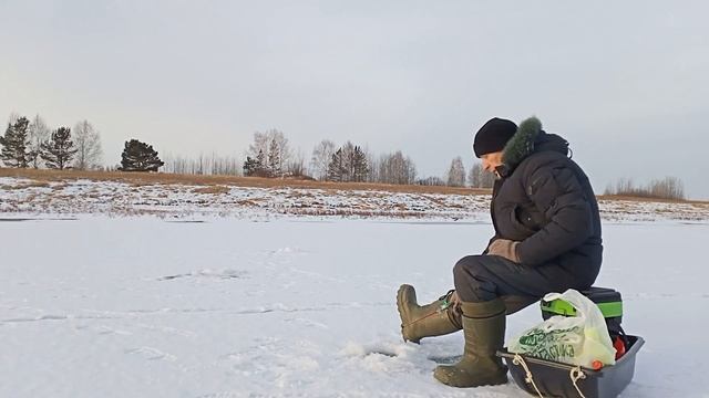 За окунем.