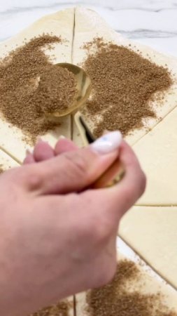 Отличный повод устроить дома маленькую французскую пекарню и приготовить круассаны с корицей!