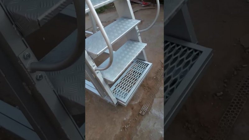 Лестница подкатная  для обслуживания  автоцистерн (не выдвижная )