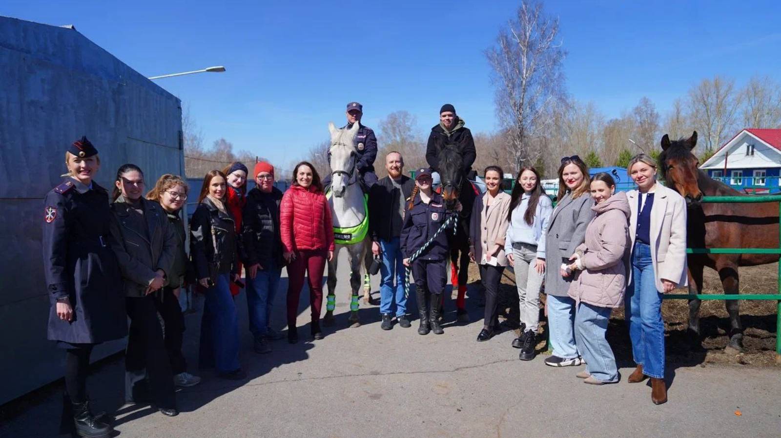Полицейские Кузбасса организовали блогер-тур активистам в ЦКС и кавалерийский взвод