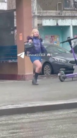 В Екатеринбурге на остановке «Опалихинская» девушка с магнитофоном устроила танцы🔥