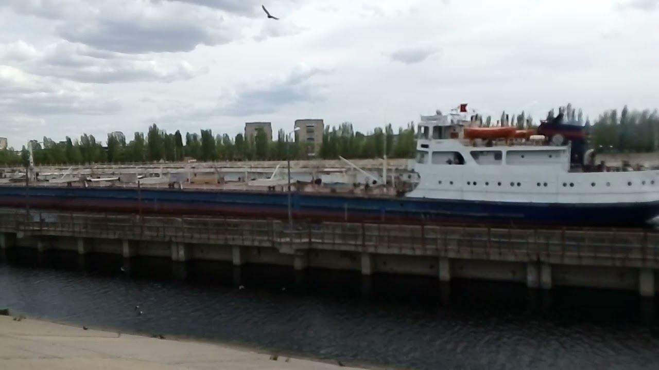 Судно Прикамье прошло шлюзы и двигается по судоходному каналу Балаково