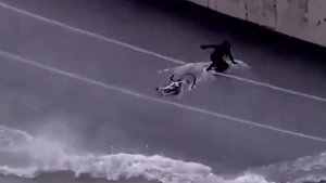 Смешные видео приколы , в набежавшую волну