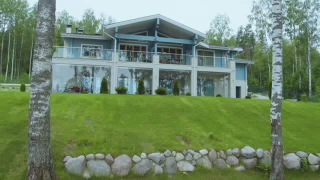 Современный комбинированный коттедж на берегу озера по проекту М292