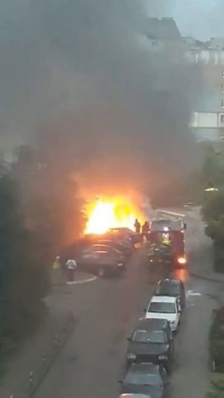 В Калининграде во дворе на ул. Виктора Гакуна загорелся автомобиль