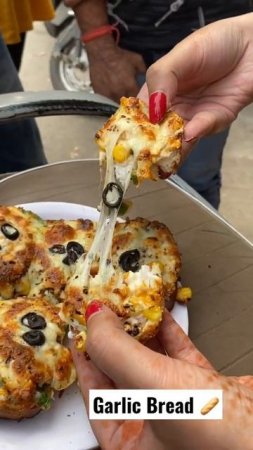 Cheesy Garlic Bread | Cheese Pull😋 #garlicbread #cheesepull #foodie #ytshorts