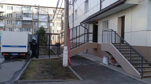 Осужденного главу Ачинского района Петра Хохлова сопровождают в автозак