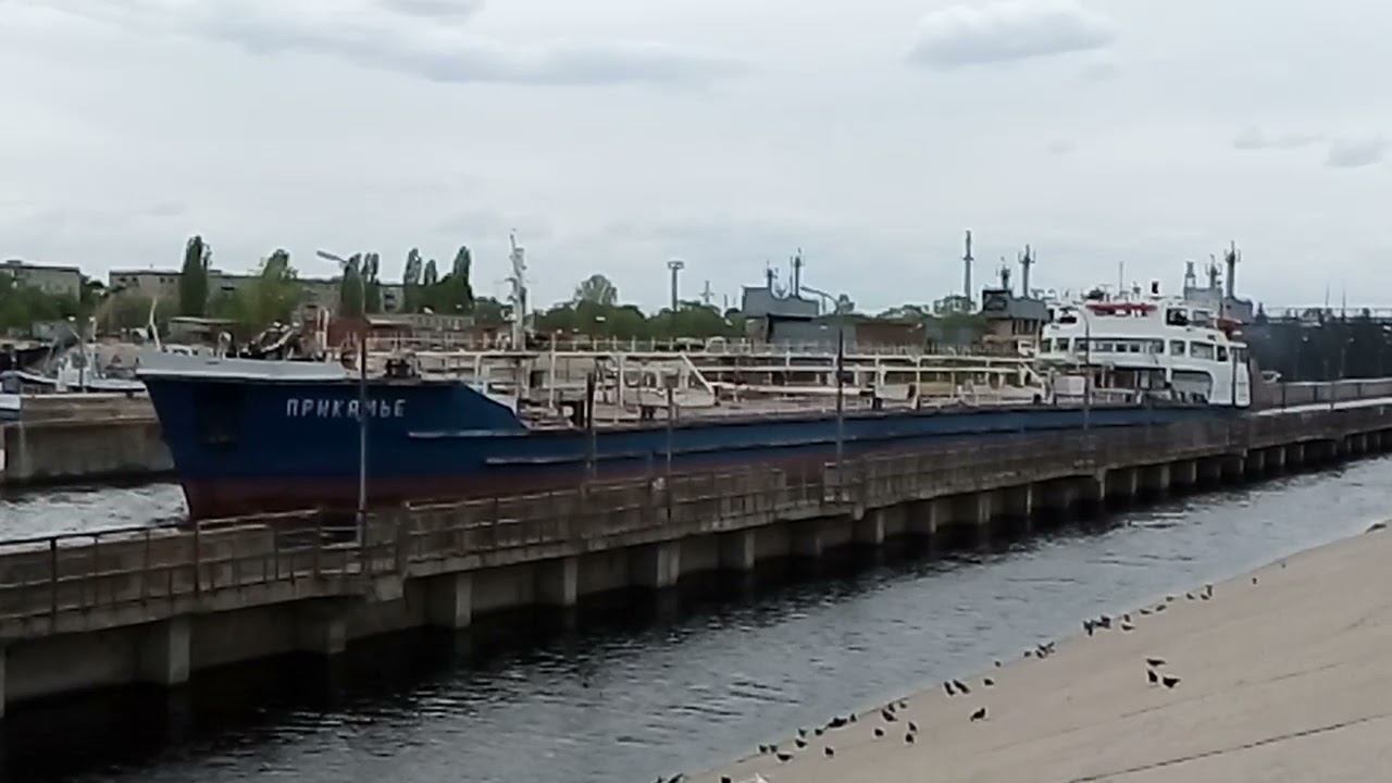 Прикамье (проект 558) в Балаково. Судоходный канал.