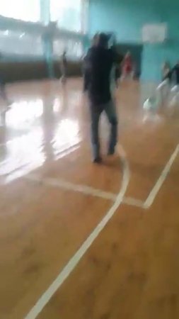 КАК ПОДАВАТЬ В ВОЛЕЙБОЛЕ