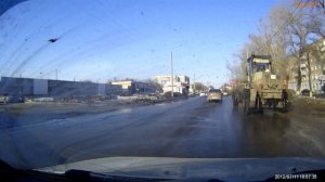 дебил на тракторе без поворотки перестраивается