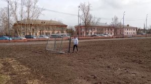 Смертельно опасные футбольные ворота в Ачинске на благоустроенной березовой роще