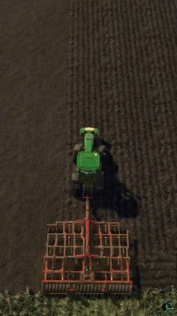 John Deere 8RX Cultivating
