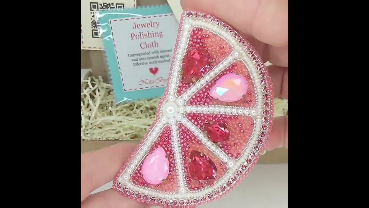 Брошка из бисера и стразов, ручная работа