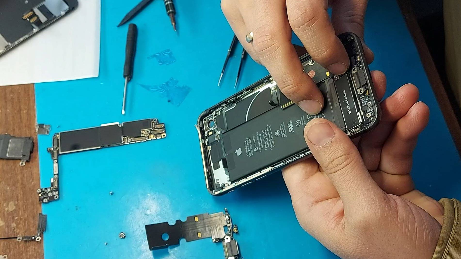 Не работает микрофон на iPhone SE замена шлейфа
