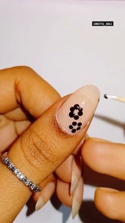 Easy flower design 💅🏻🌸#viral #nailart #shorts